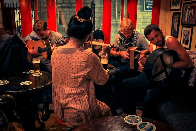 8 Jam Session Hand Signals That Every Musician Should Know